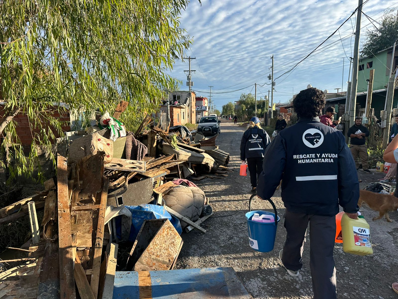 La ONG de Morón Corazón Azul llevó donaciones y desplegó un gran ...